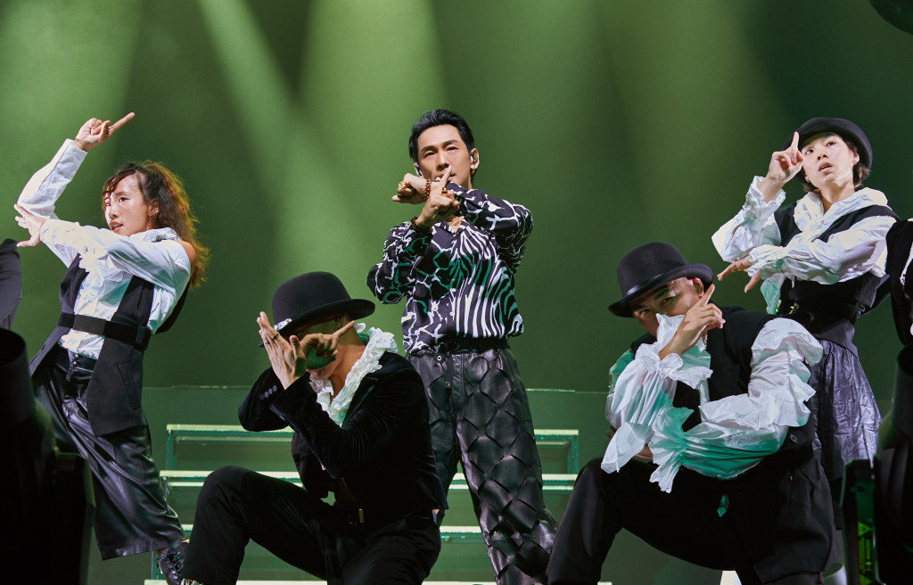 61-year-old Du Dewei took off his pants excitedly at the concert! The ...