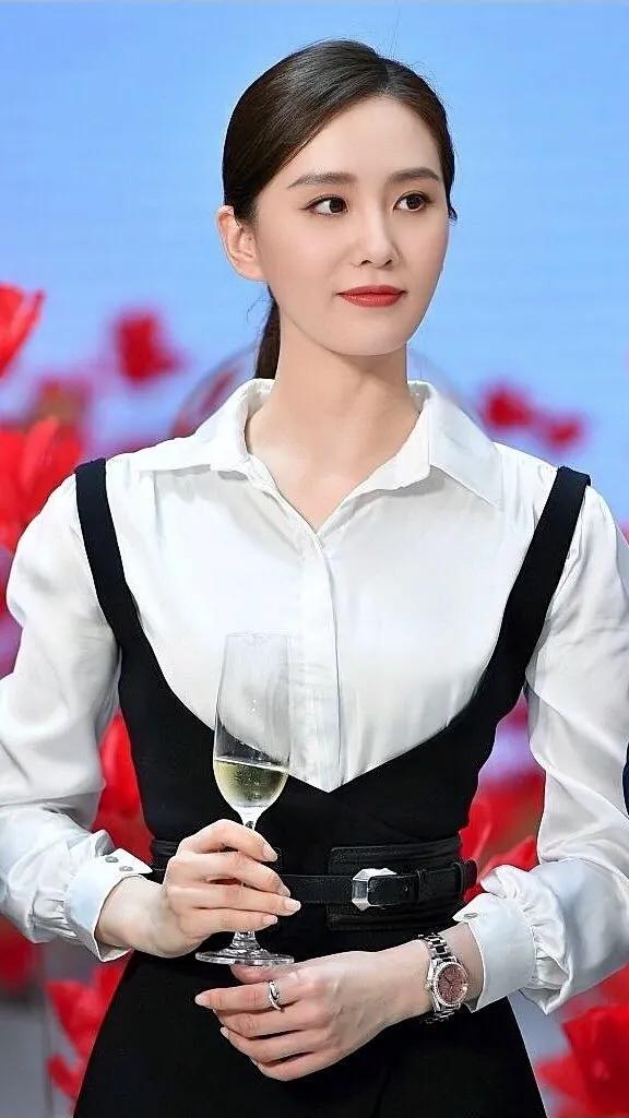 10 Female Celebrities With Flat Faces, But More and More - iNEWS