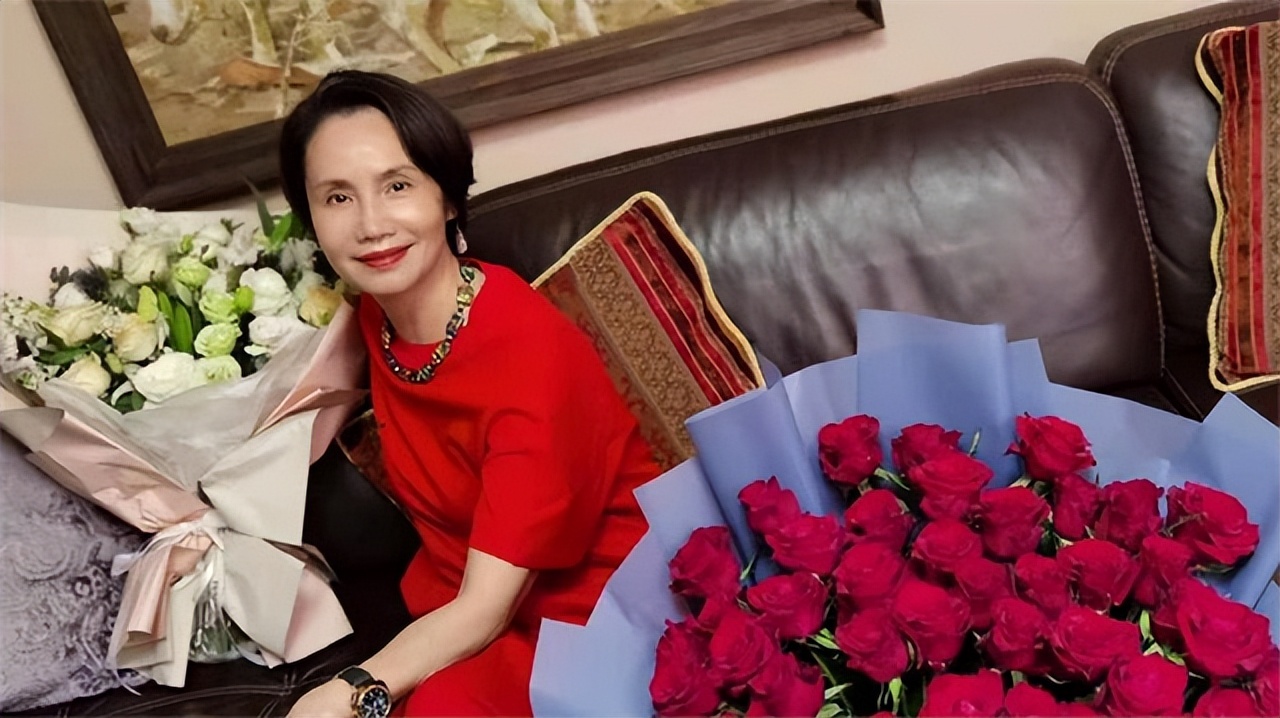 A recent photo of Xu Li from CCTV, with dark skin but elegant and noble ...