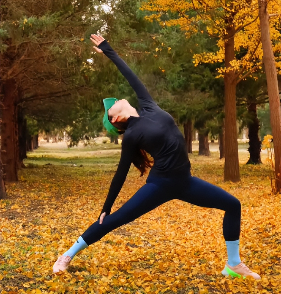 Lu Yi shows a one-word horse on the grass, his body is very flexible ...