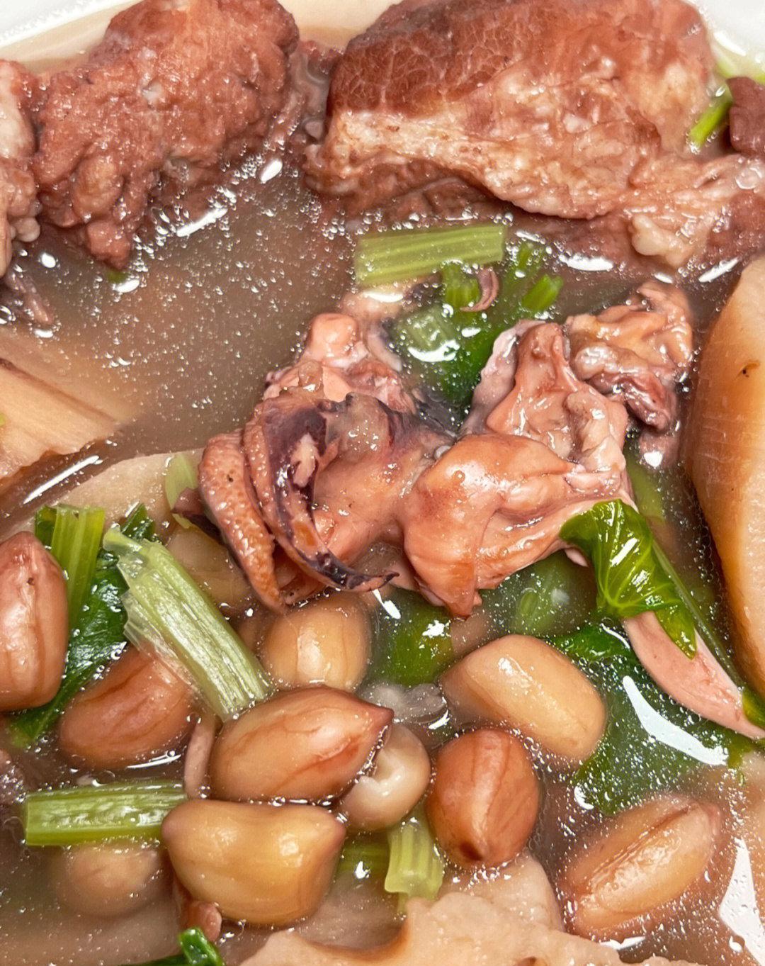 The delicious lotus root cuttlefish pork bone soup is rich in nutrition ...