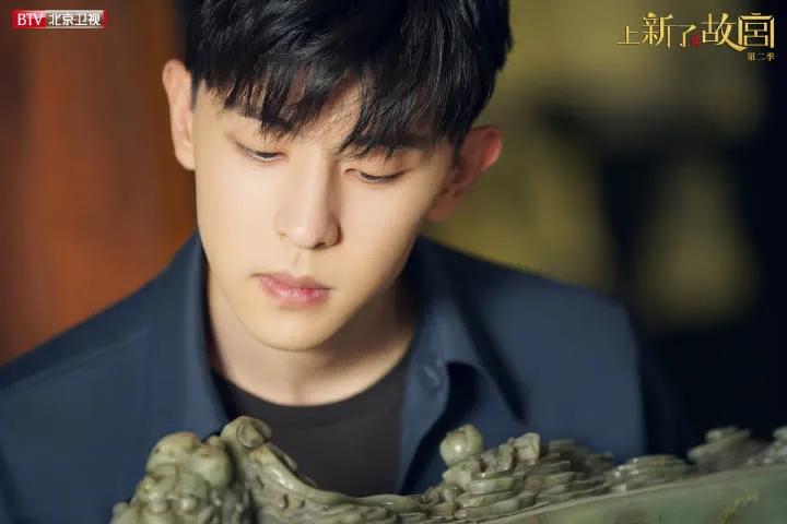 Beautiful young man in the Forbidden City - Deng Lun Wallpaper - iNEWS