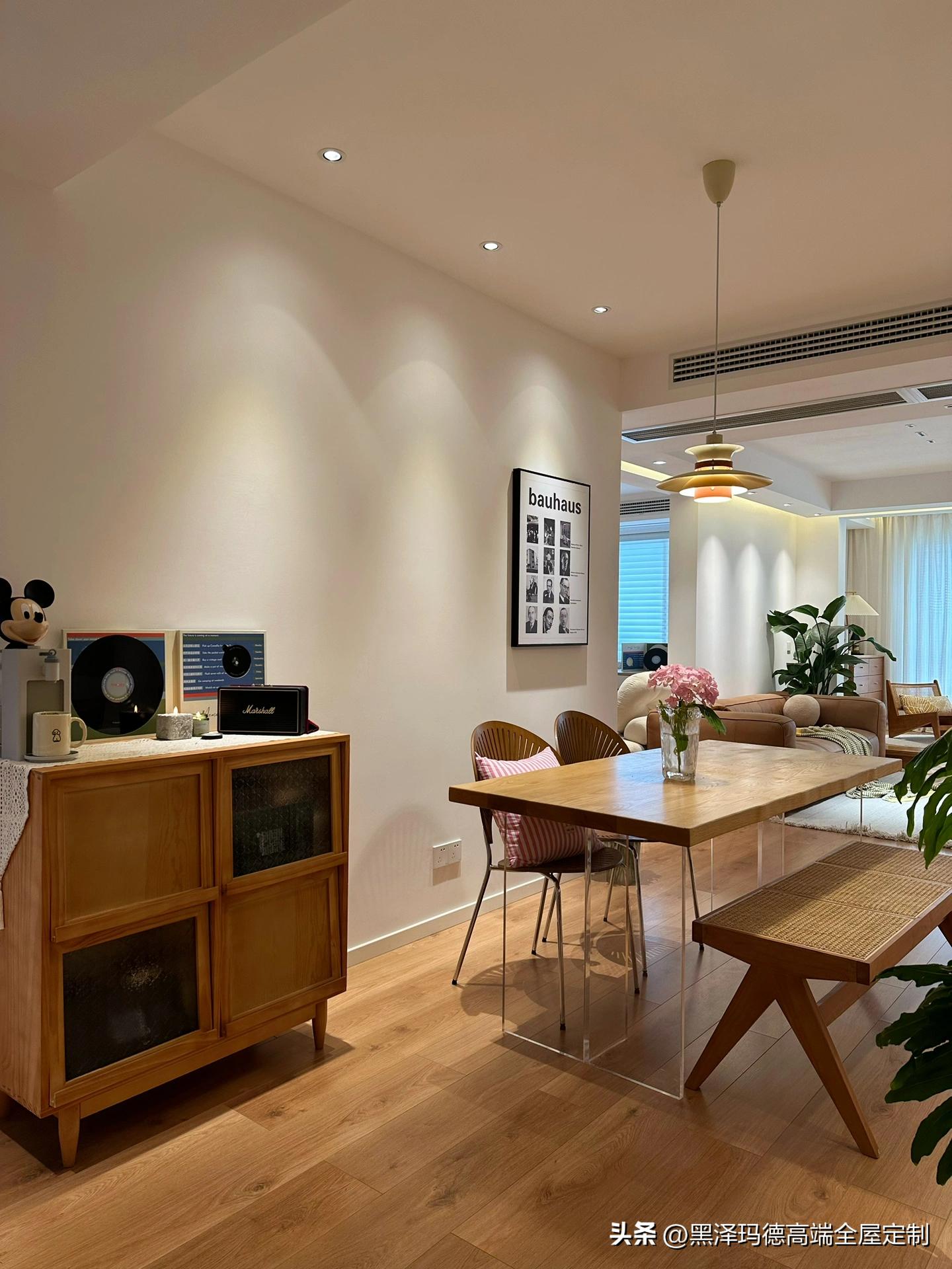 Custom-style small home, shining with its own light - iMedia