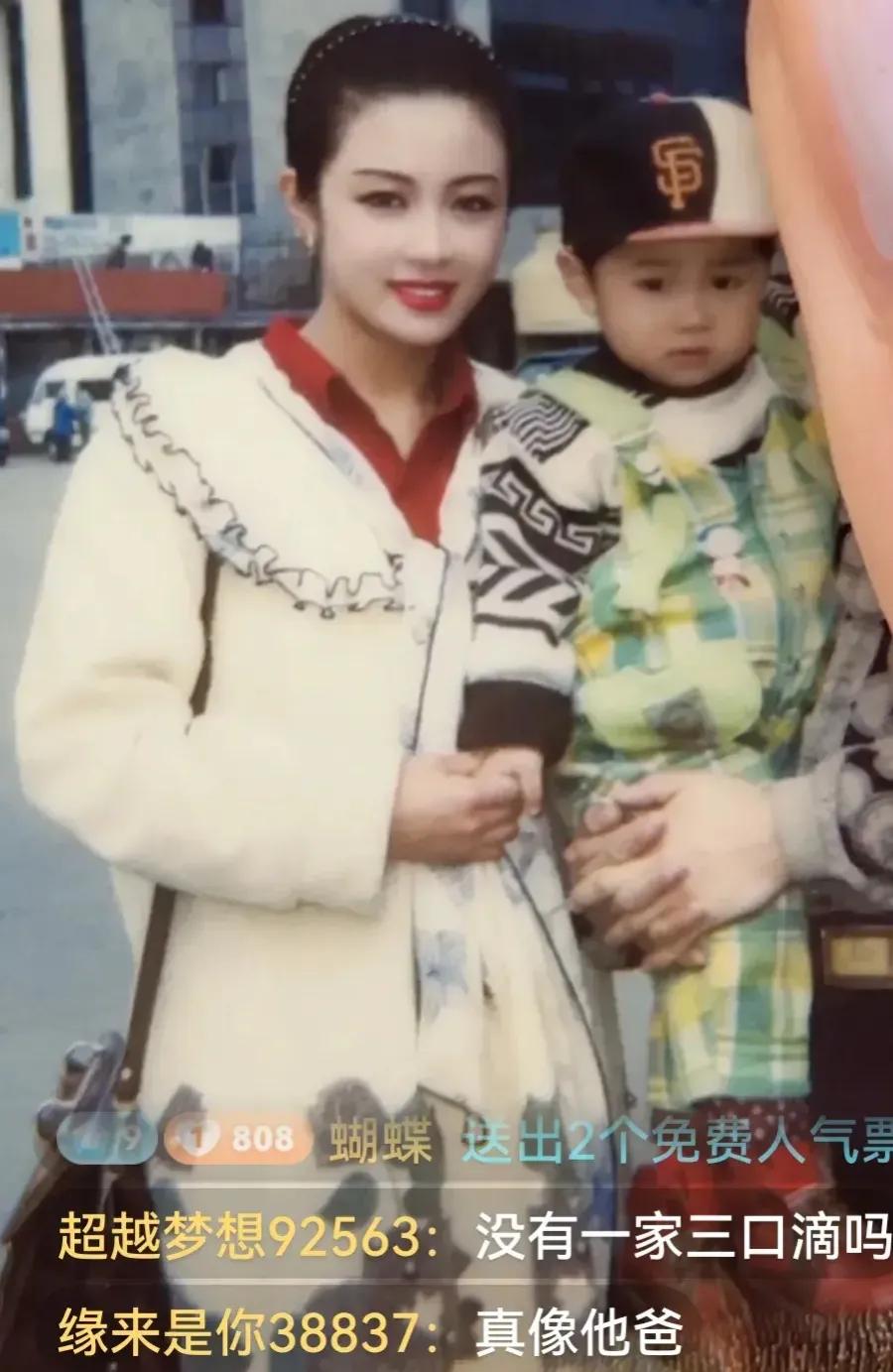 Wen Meiling took a group photo with Wang Liang. When she was young, she ...