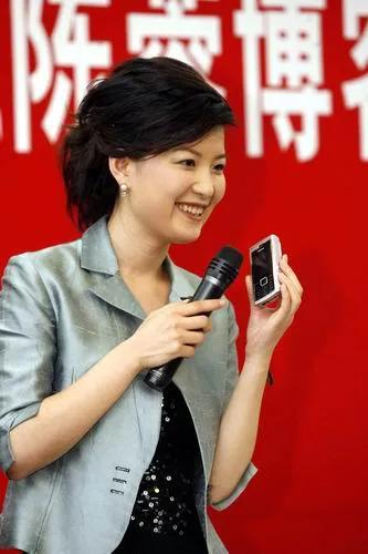 The most charming photo of Chen Rong on Dragon TV - iNEWS