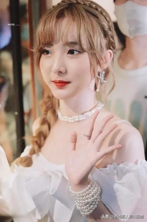 Singer Zheng Naixin - stunning photo - iMedia