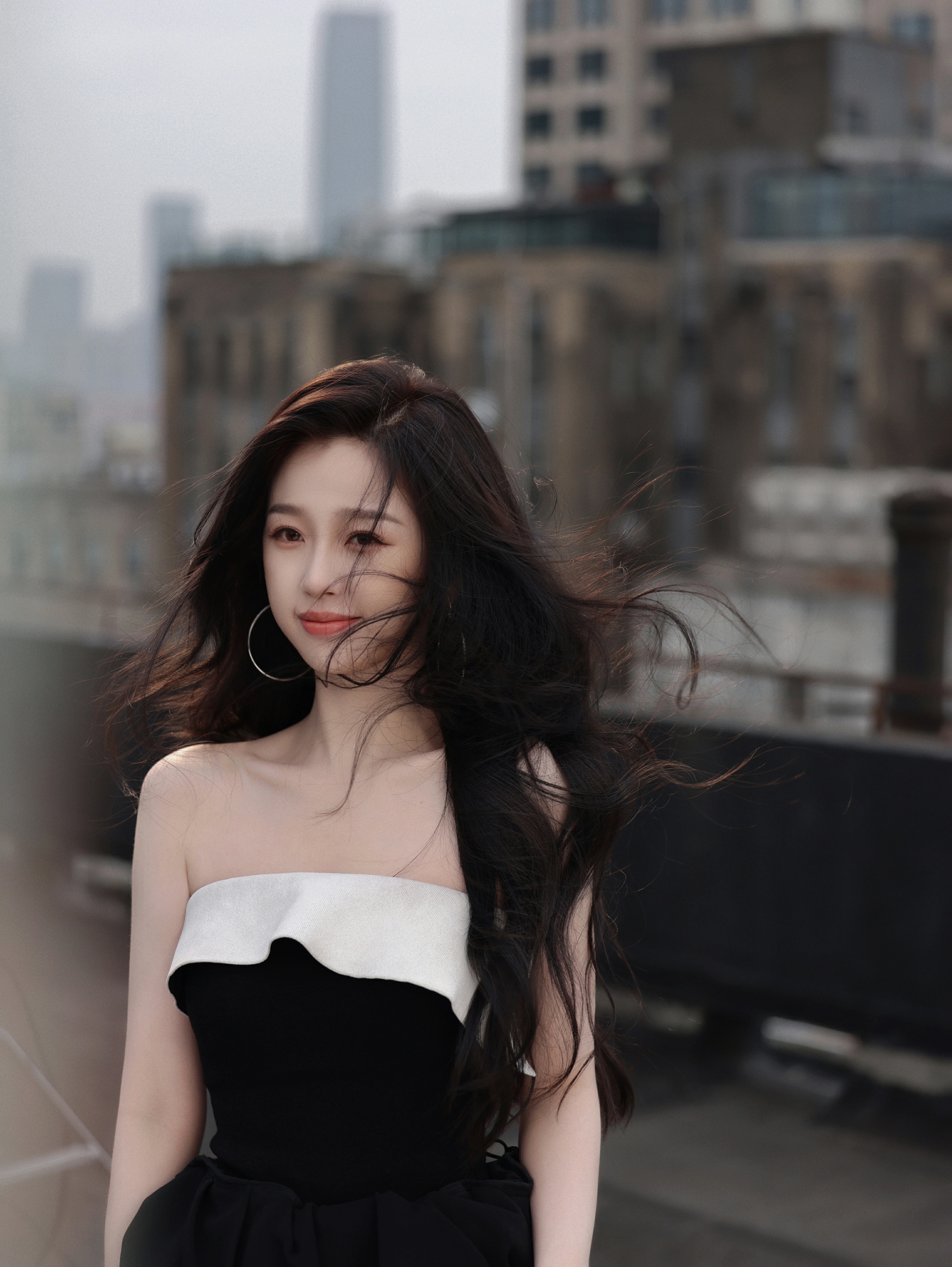 Yu Shuxin's black tube top one-piece suit photo is stunning, charming ...