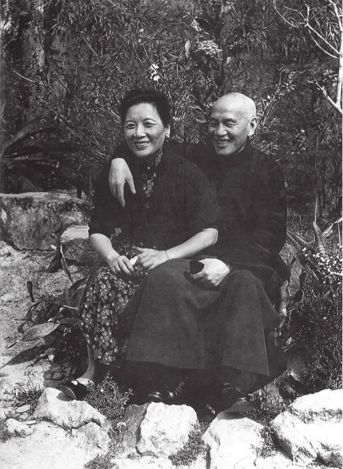 A rare photo, Chiang Kai-shek in his 80s, hugging Song Meiling's ...