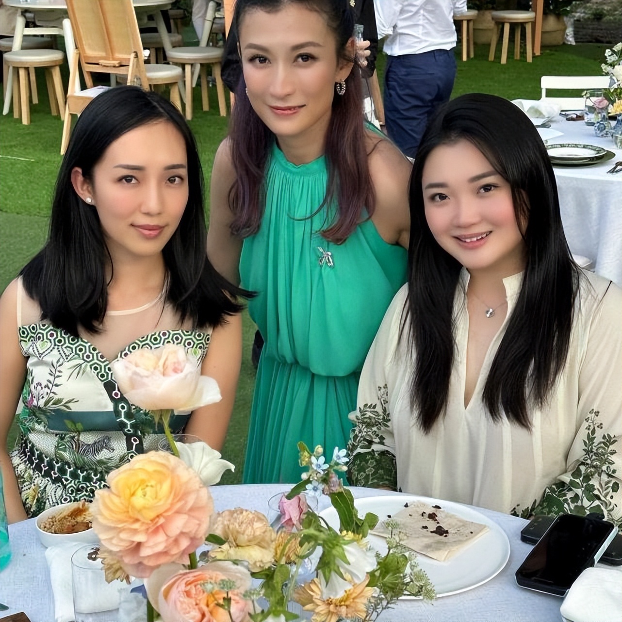 Guo Jingjing rarely attends a celebrity party!Big ruby with old red ...