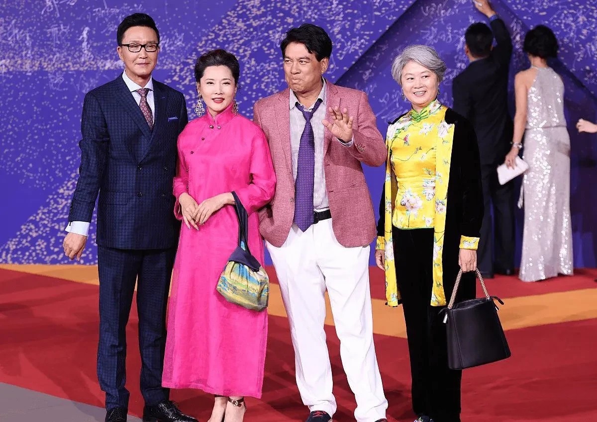 He Saifei's temperament is too amazing! The gaudy rose red cheongsam is ...