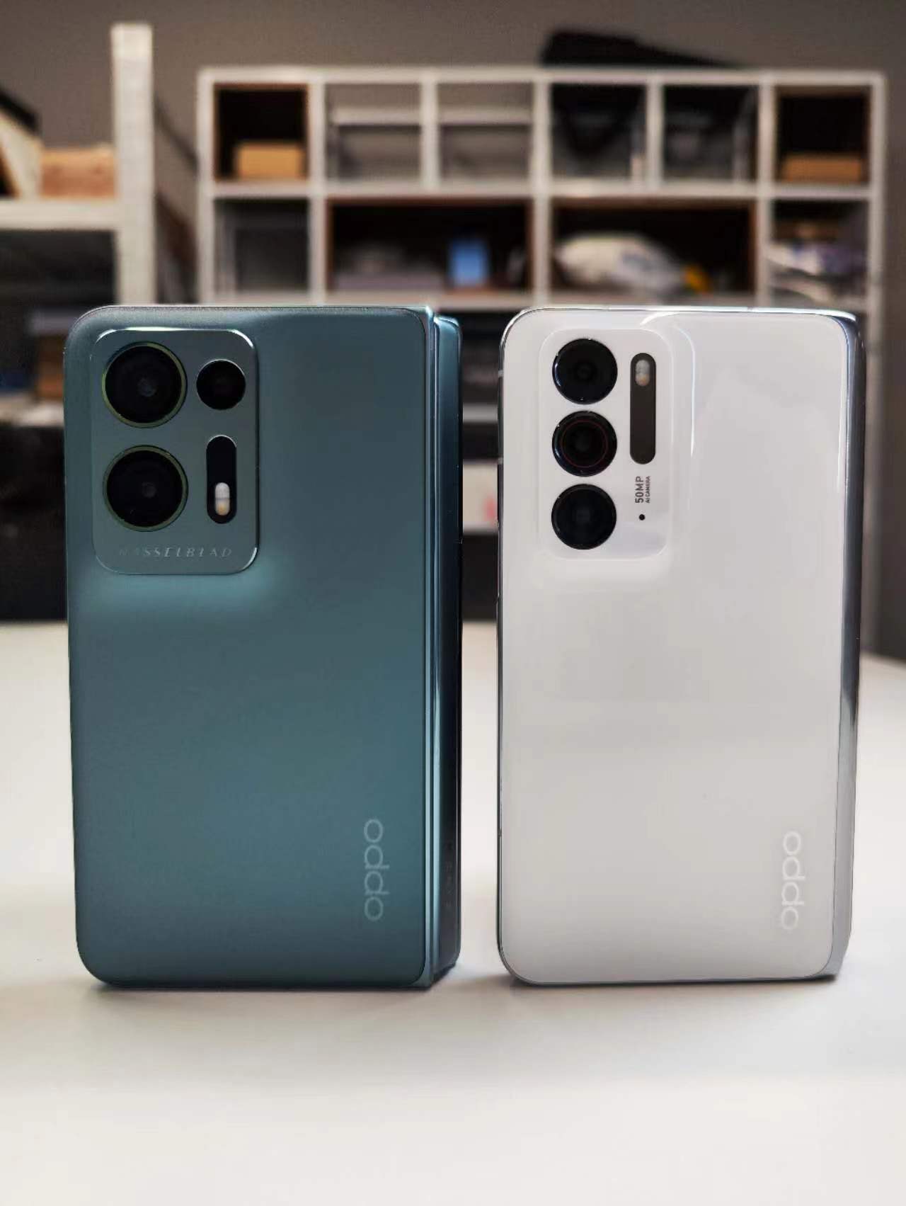 Compared with the two generations of folding screens in Green Factory ...