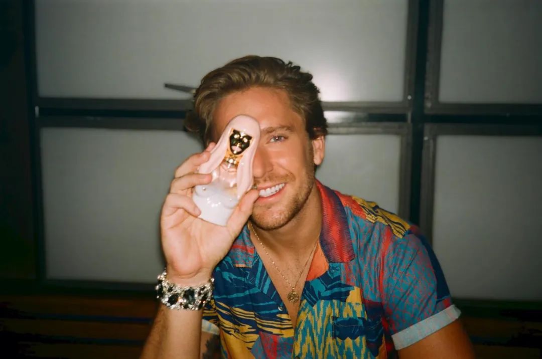 Australian male model Rogers is a fan of spicy chicken, does this count ...
