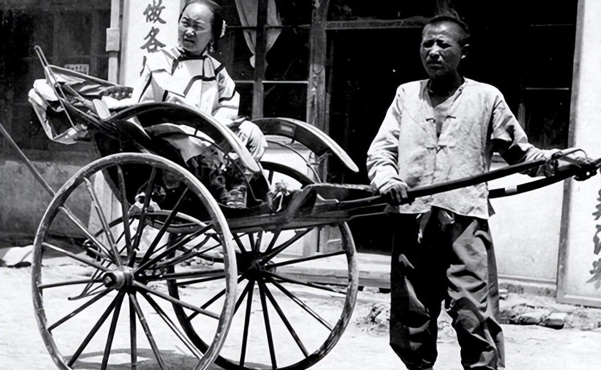 In 1949, Song Shilun held the hand of the proprietress of the hotel at ...