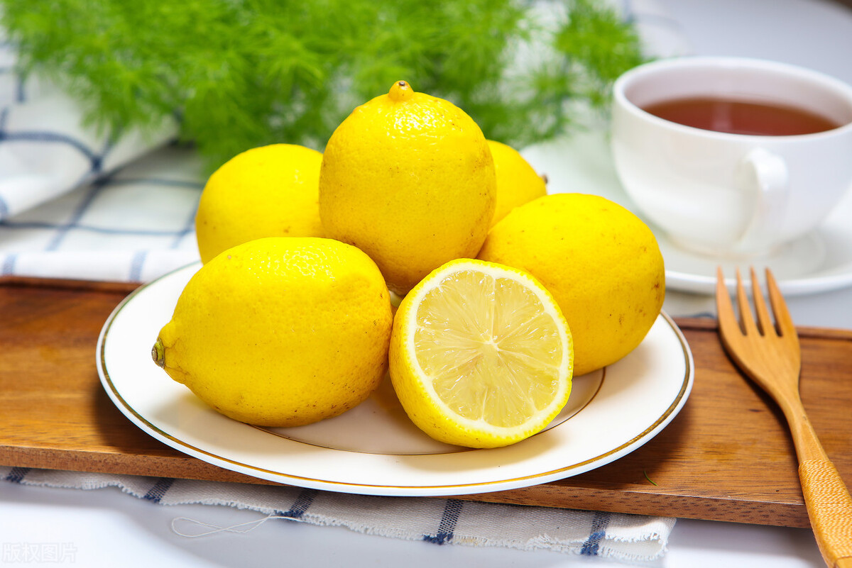 Lemon is a common low-calorie fruit, also known as citric acid, crispy ...