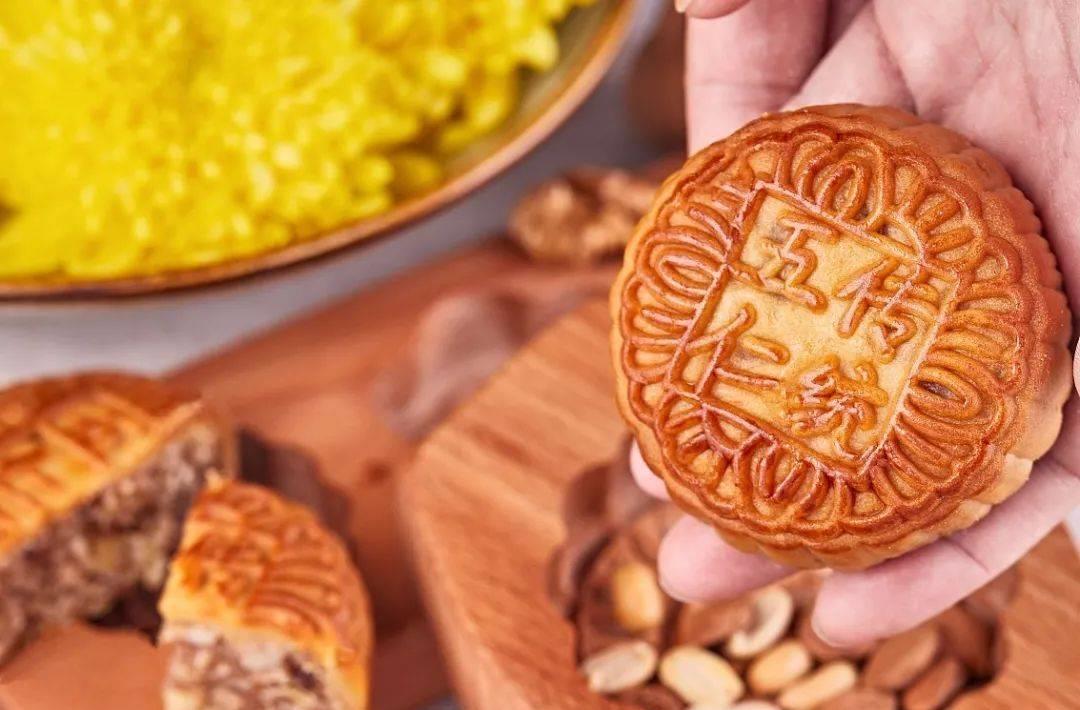 How "moon" and "cake" hold hands to form mooncakes. - iMedia
