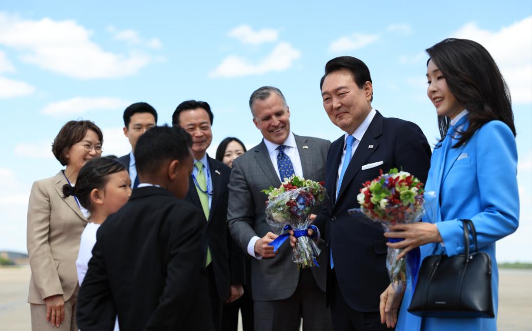 The translator of the First Lady of Korea! Wearing a little black dress ...