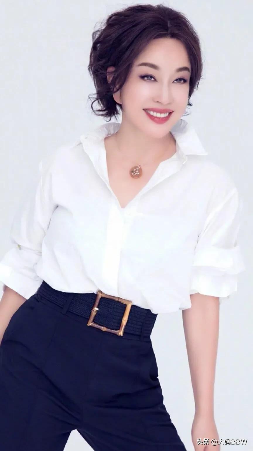 Liu Xiaoqing's beautiful photos are full of charm and amaze everyone ...