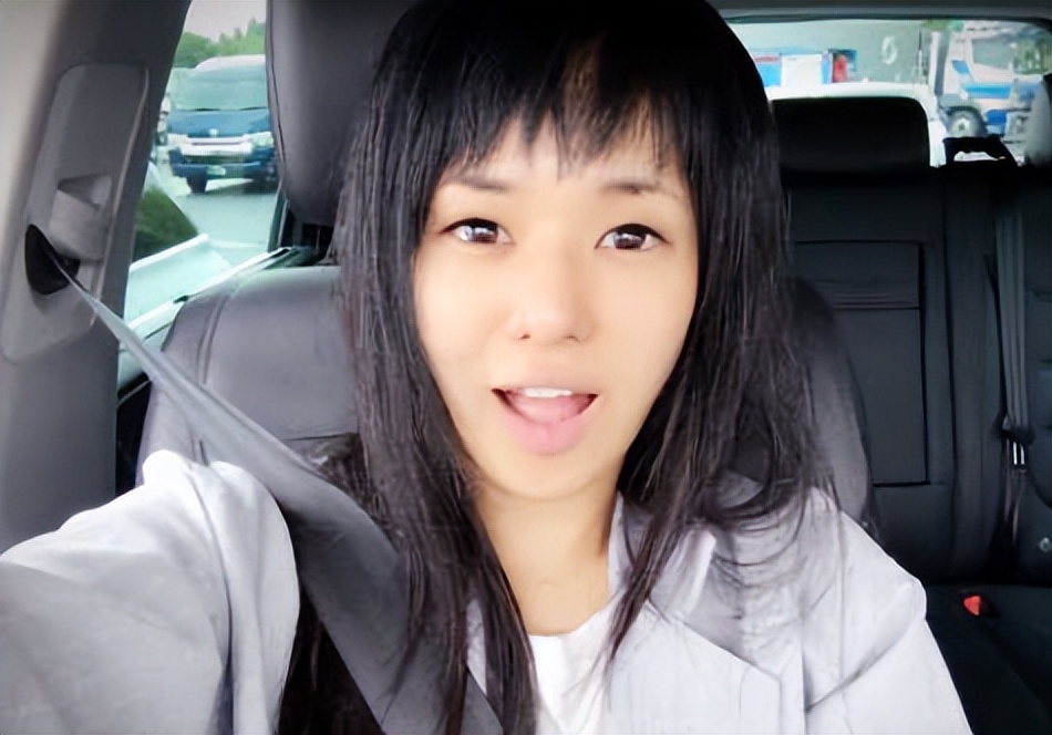 Sora Aoi takes a selfie on the sofa, with a ruddy complexion and good condition, and her beauty ...