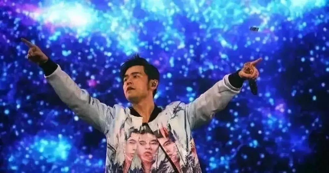 After the concert, Jay Chou stood on the stage with the dancers and ...