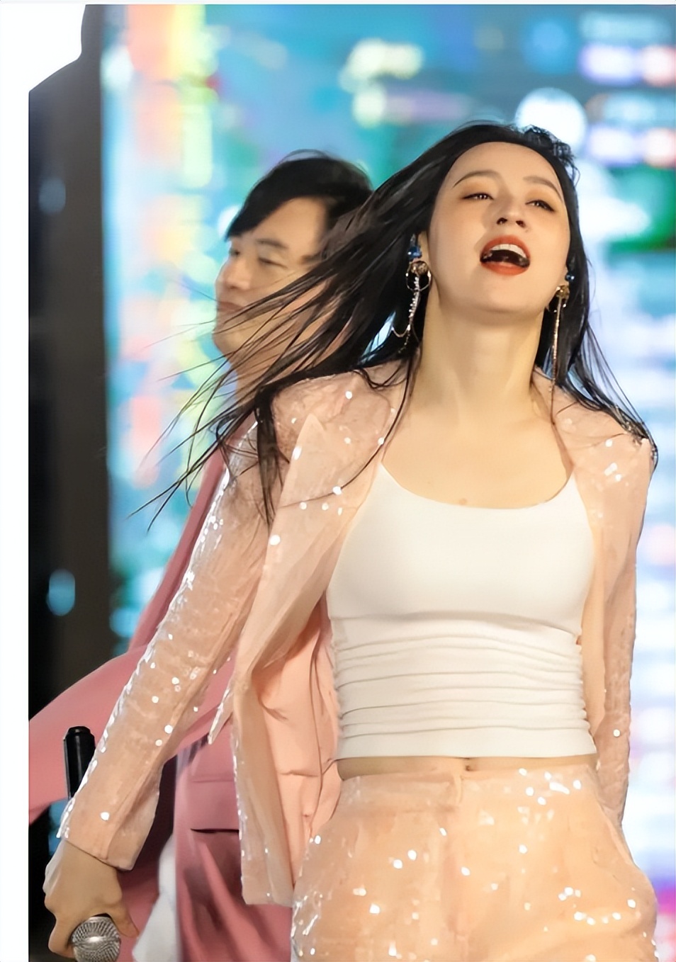 39-year-old Tang Yi has transformed from an ordinary aunt to an internet celebrity, and is now ...