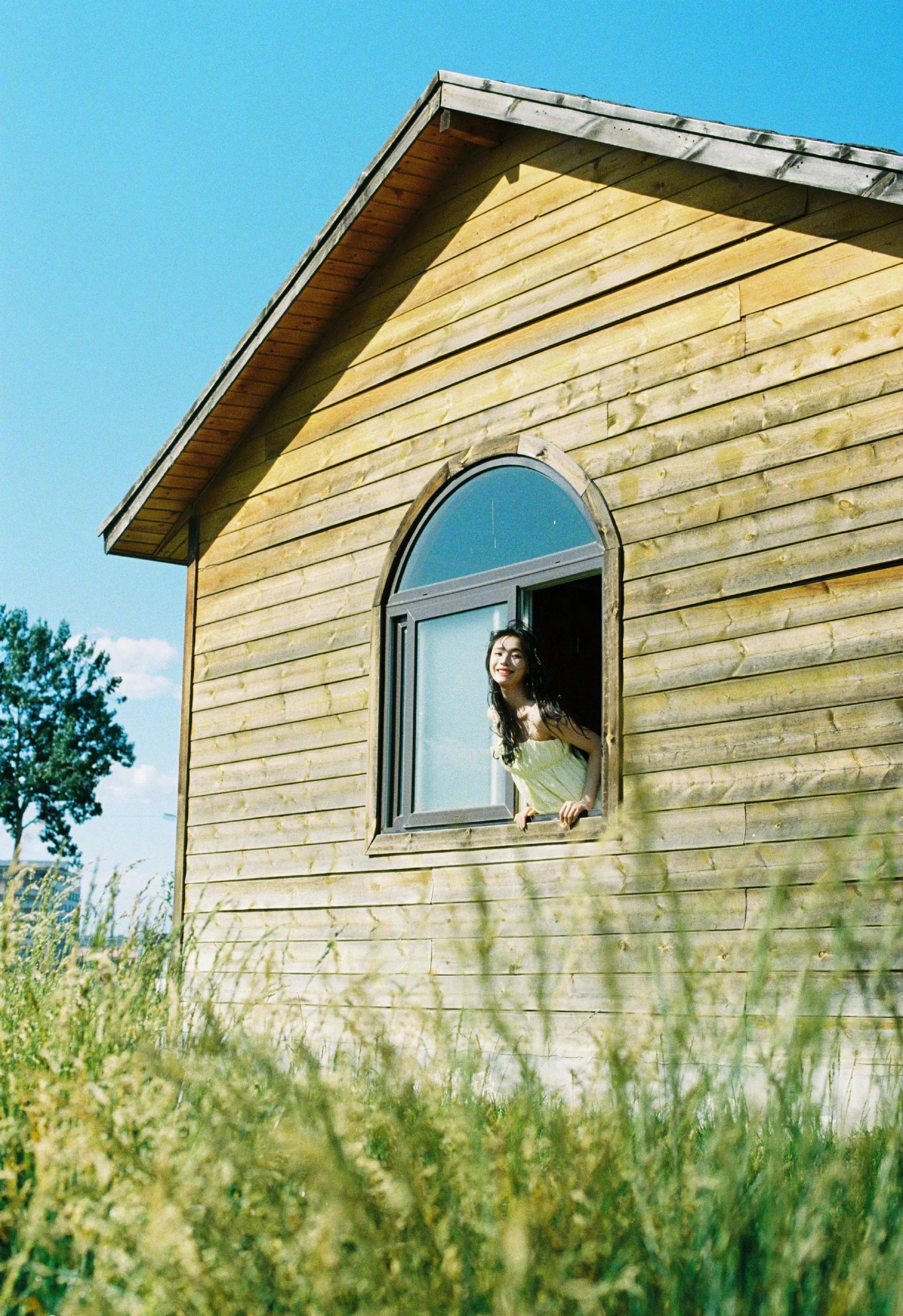 Lin Yun: The girl in the light yellow dress with fluffy hair is ...
