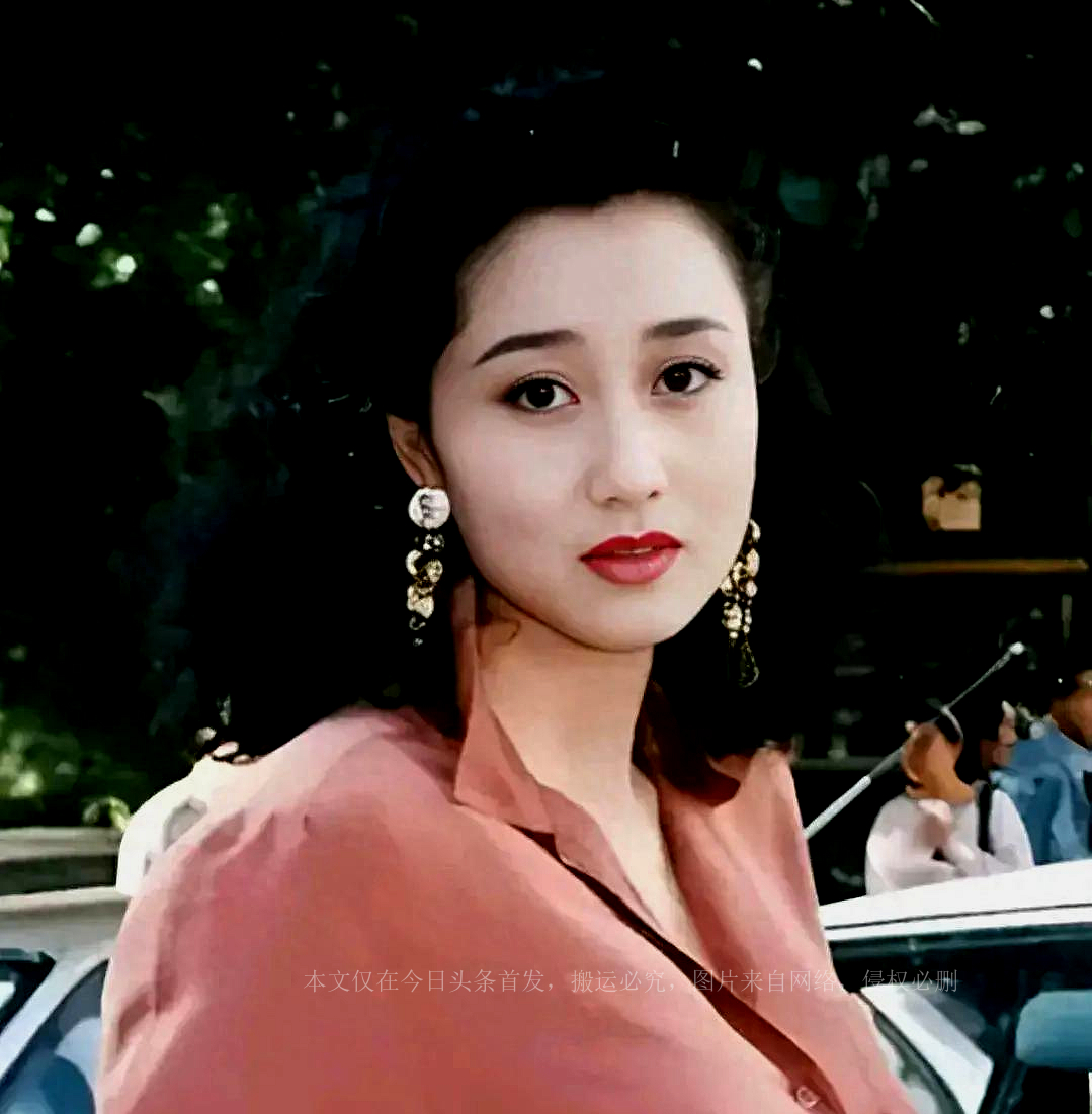 Comparing the photos of the two goddesses Huang Qiuyan and Li Zhi ...