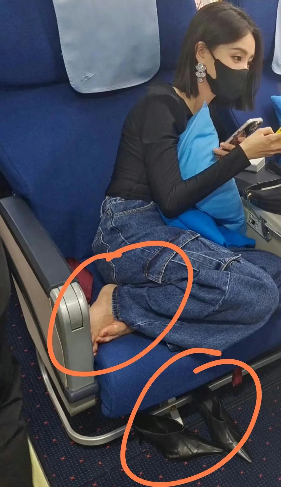 Li Yitong took off his shoes and sat barefoot on the seat on the plane ...