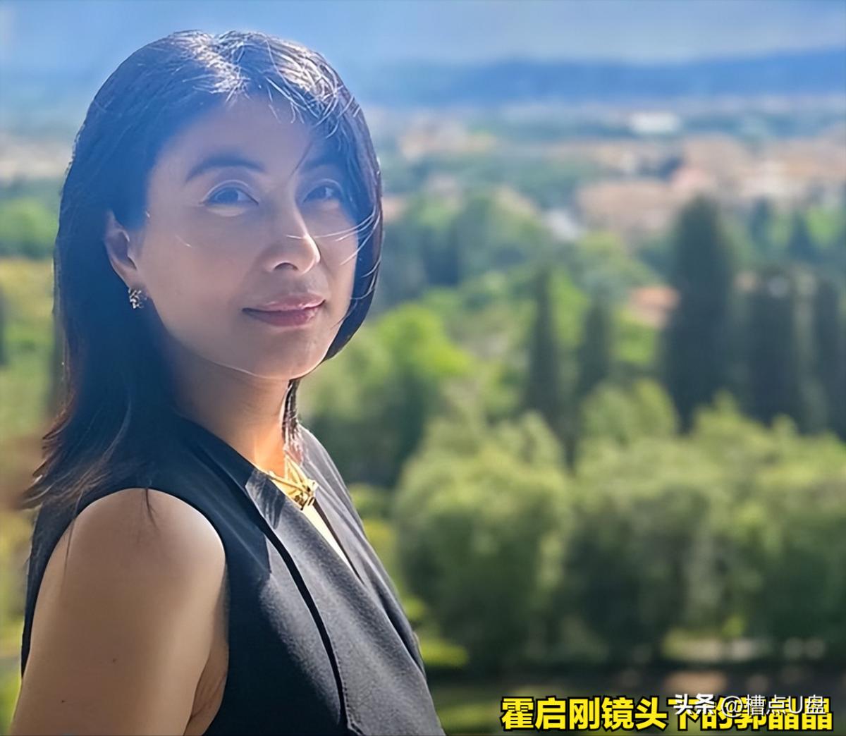 Guo Jingjing formally dressed in flip flops to attend the event ...