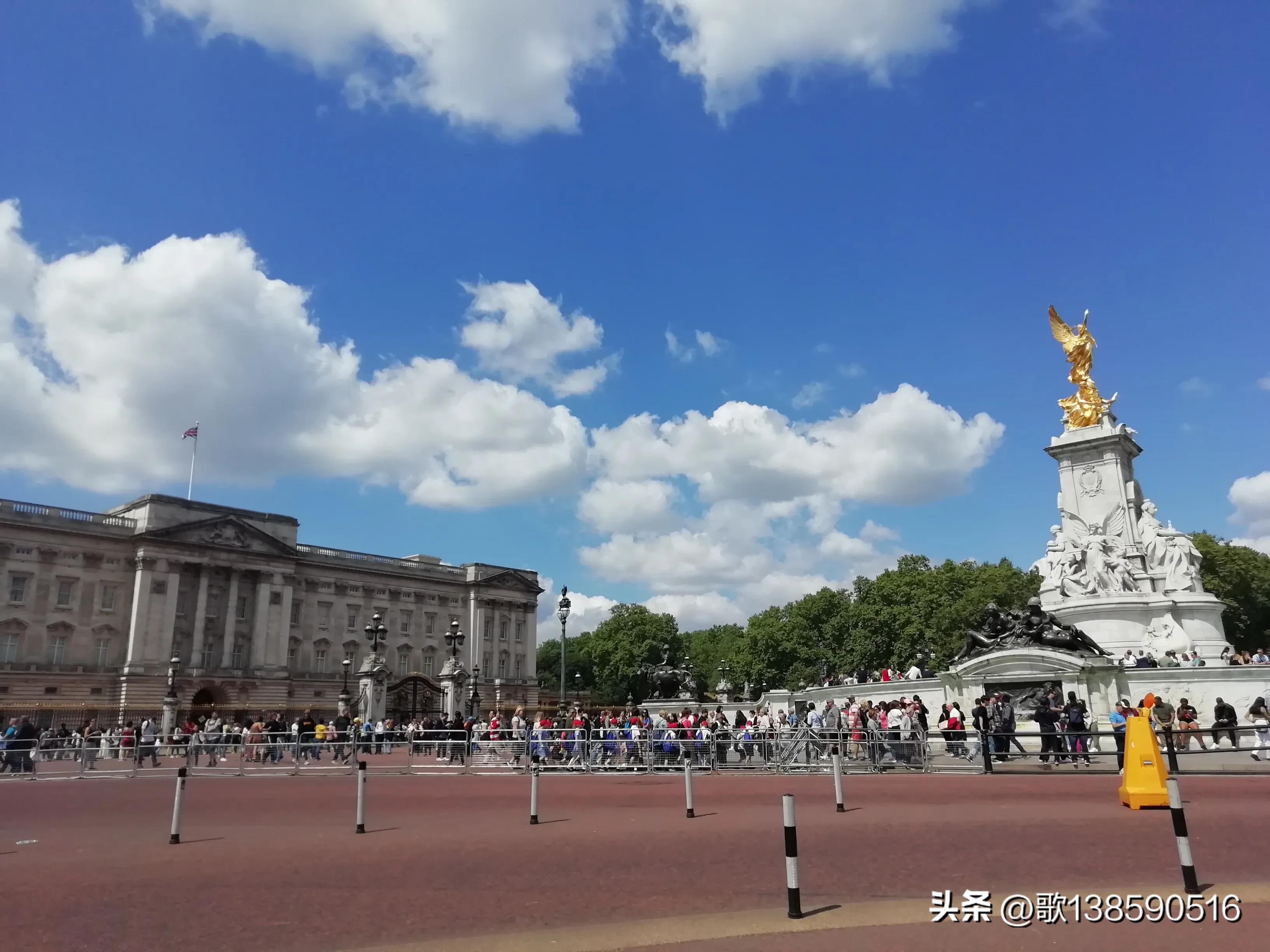 Buckingham Palace is resplendent and resplendent, the Royal Guards are ...
