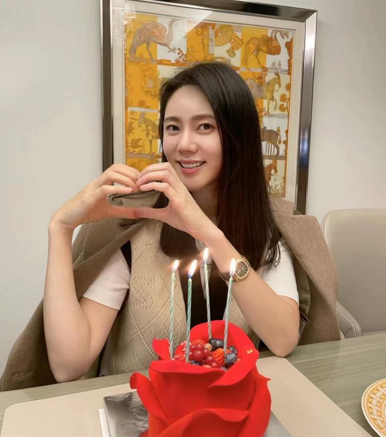 Choo Ja Hyun posted a group photo of the couple to celebrate their 44th ...