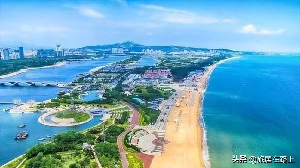 Under the golden autumn sunset, cycle around the Rizhao Lagoon and ...