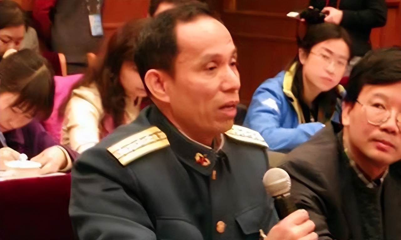 Taiwanese pilot Lin Hsien-shun returned to the mainland with a fighter ...