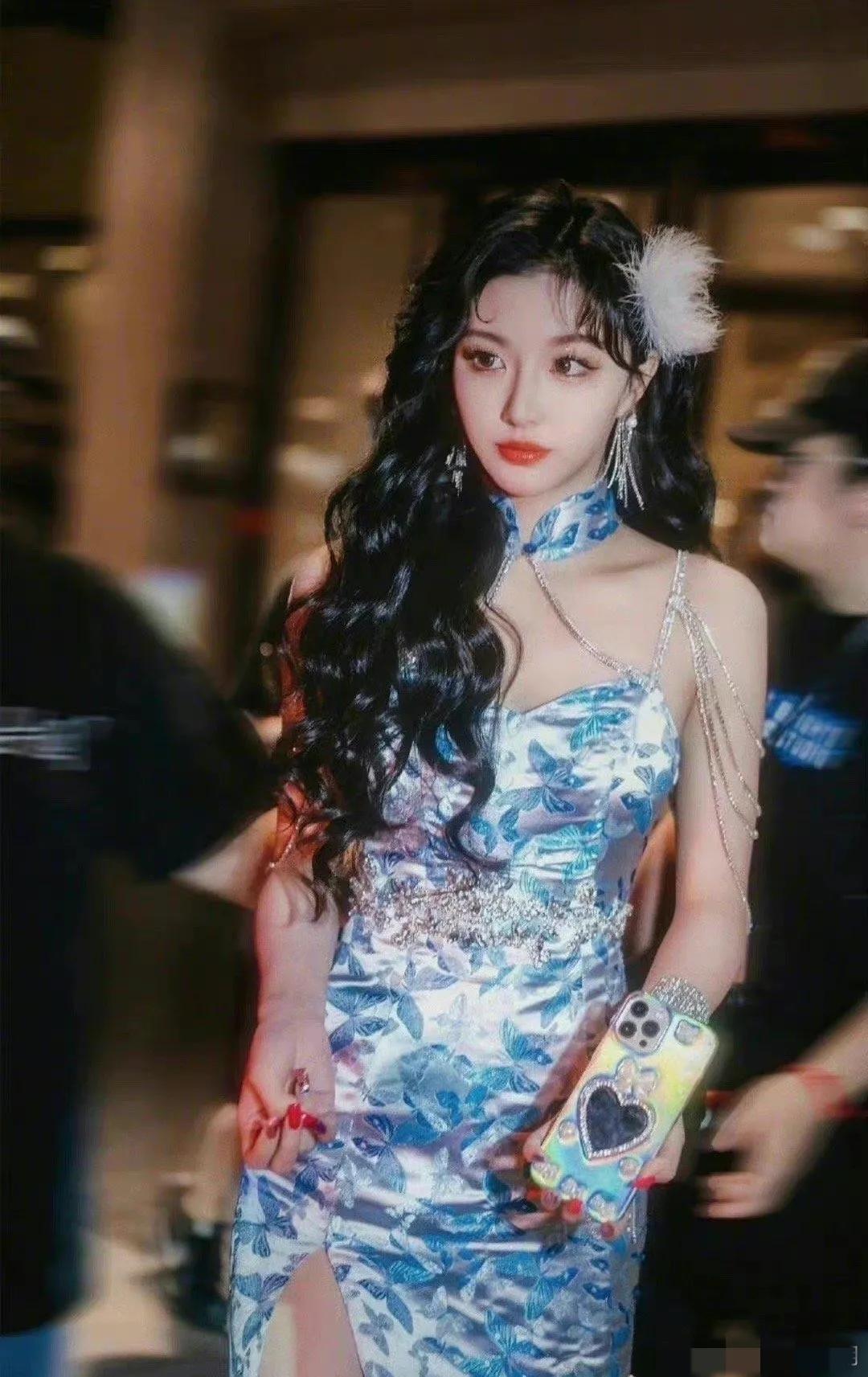List of female star cheongsam styles - iNEWS