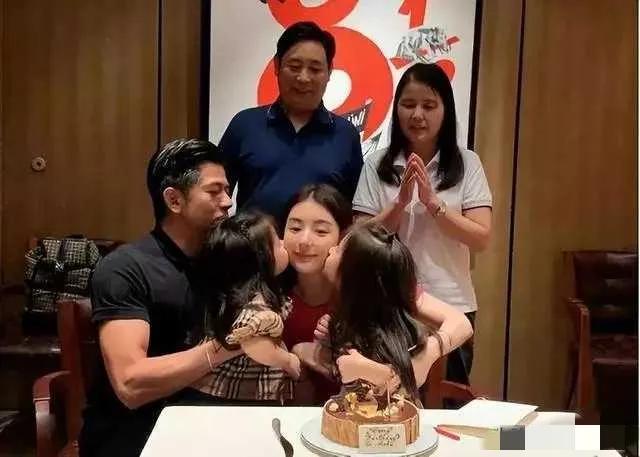 57-year-old Aaron Kwok and his 53-year-old mother-in-law are in the same frame. The mother-in ...