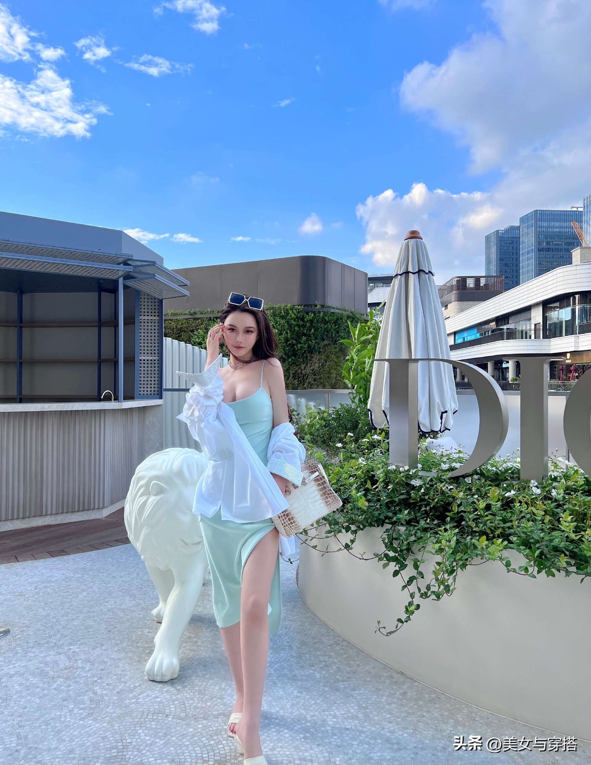 Zhou Linjia's white long dress photo is exciting - iNEWS