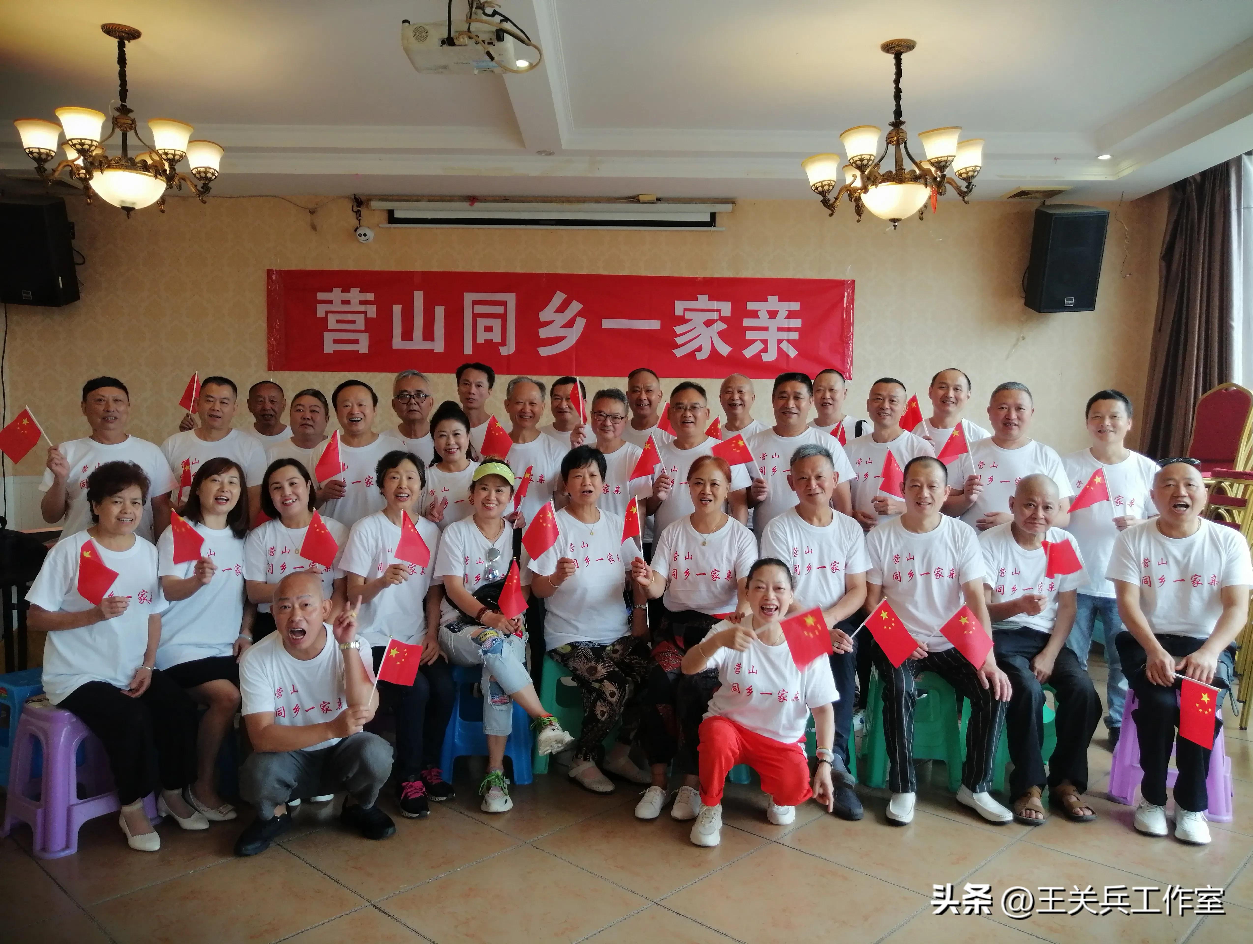 A family from the same village in Yingshan - iMedia