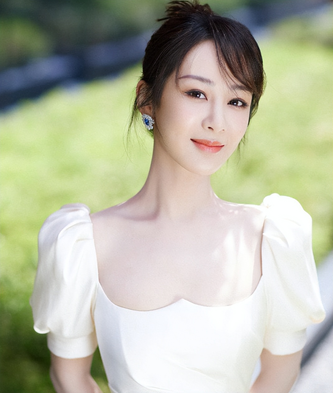 How good-looking Yang Zi is, wearing an embroidered cheongsam to set ...