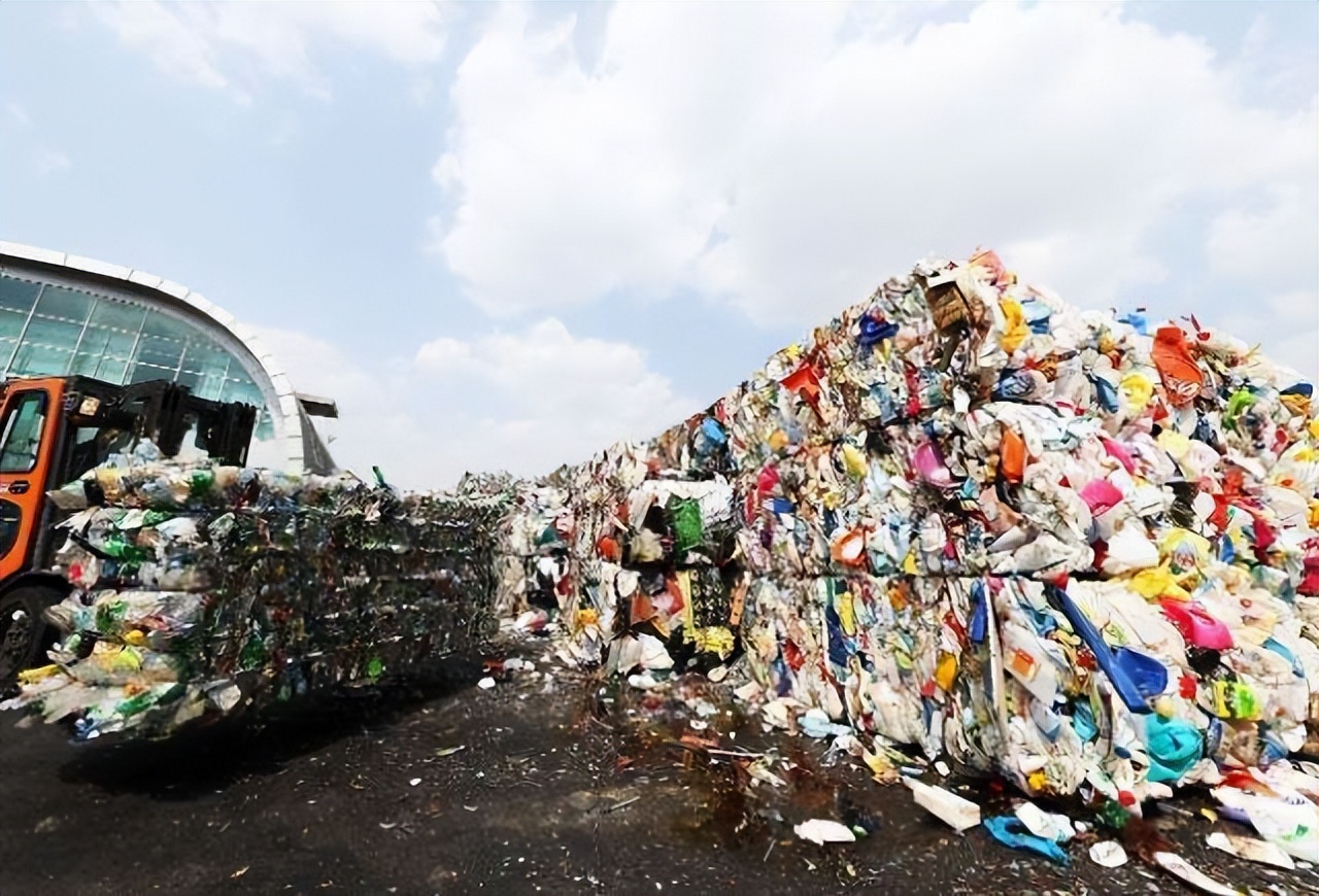 In 2018, China banned the entry of foreign garbage. Why do Western ...