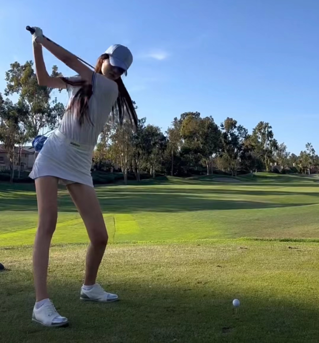 The "ordinary" life of Sun Yue's wife Chen Lu!Playing golf on vacation ...