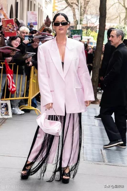 "Sister Fruit" Katy Perry went out in New York, wearing a stylish black ...