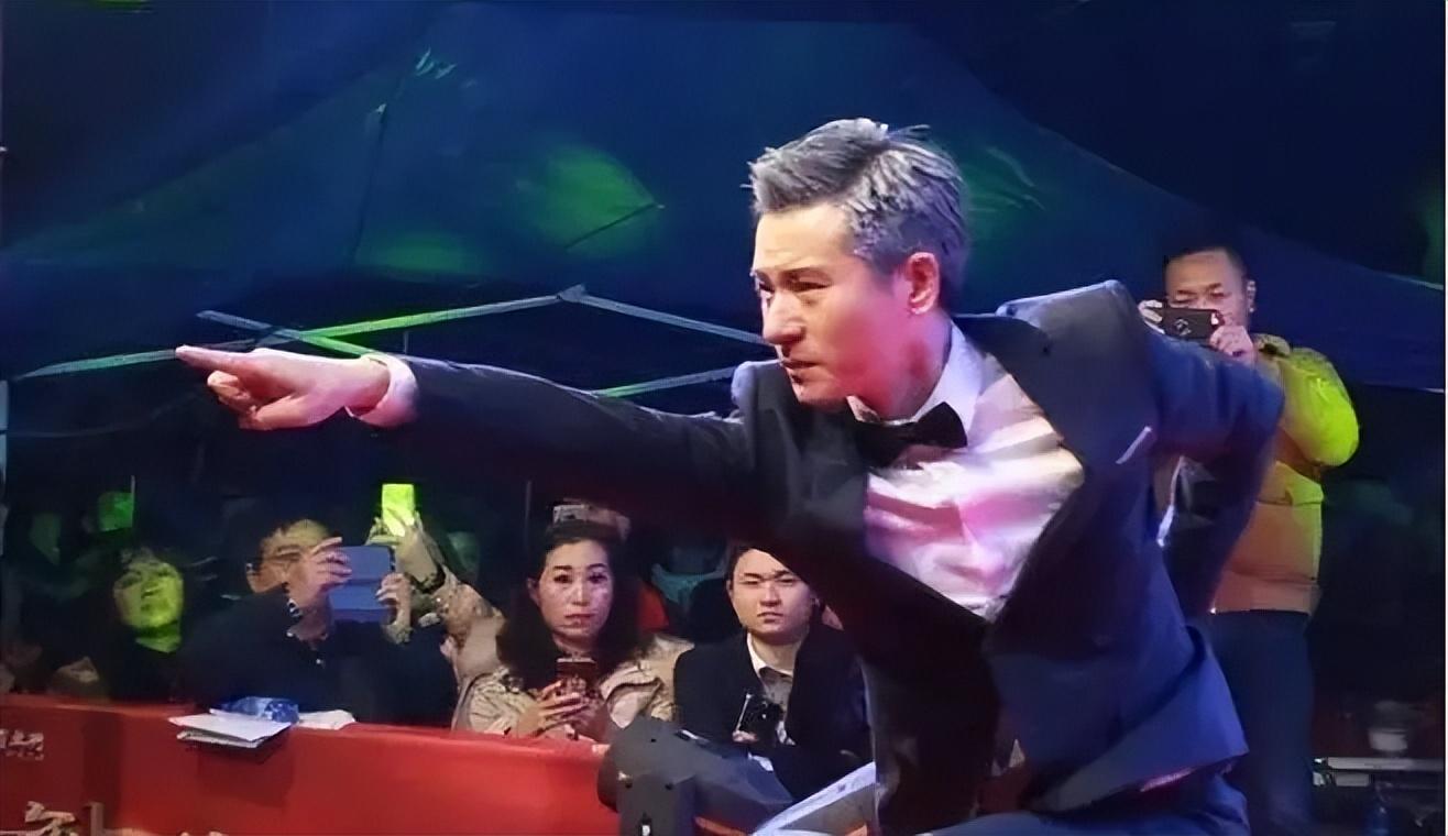 "Counterfeit Andy Lau" performs everywhere to make money, his style ...
