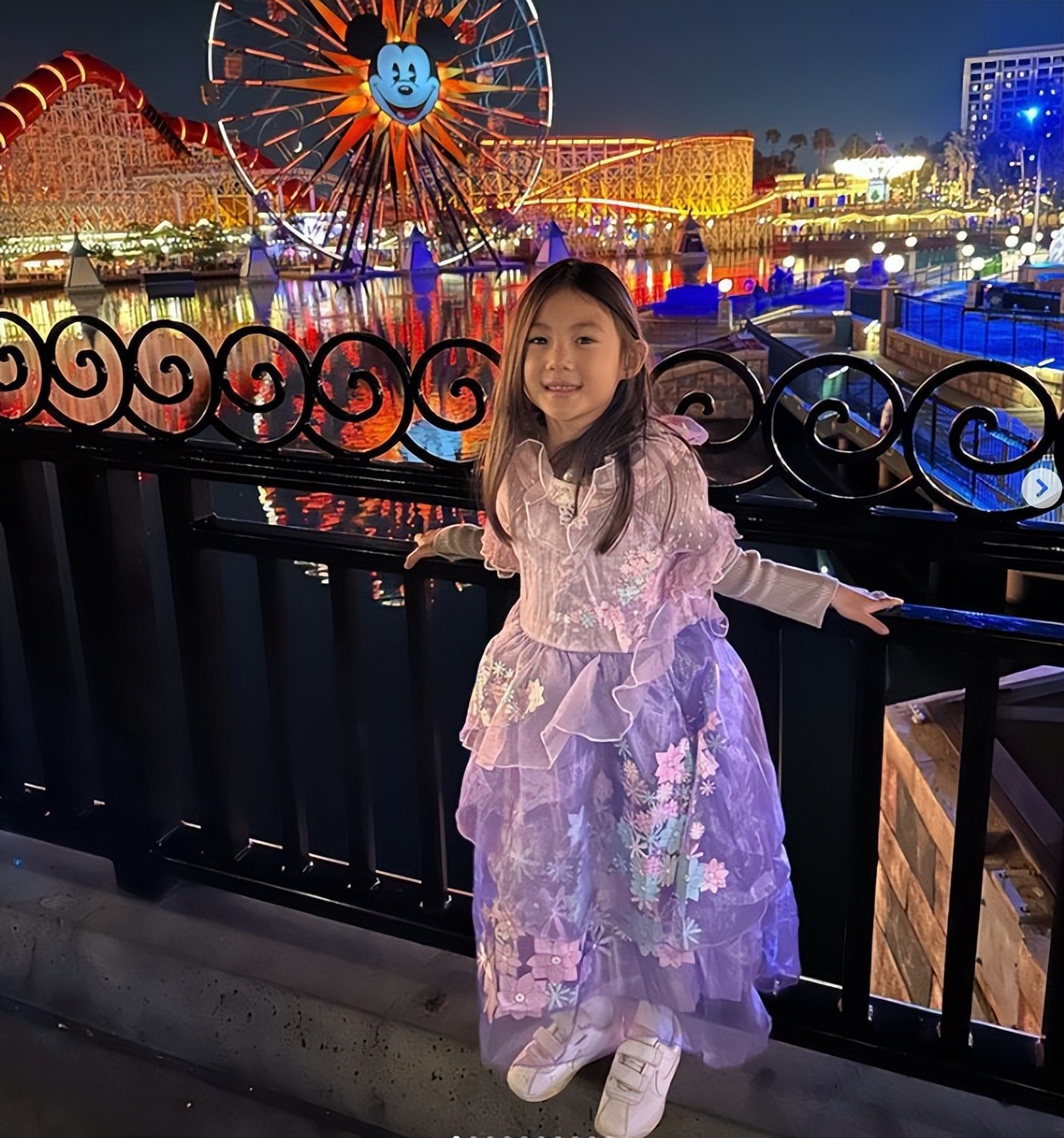 42-year-old Edison Chen took her daughter on a trip, her face was ...