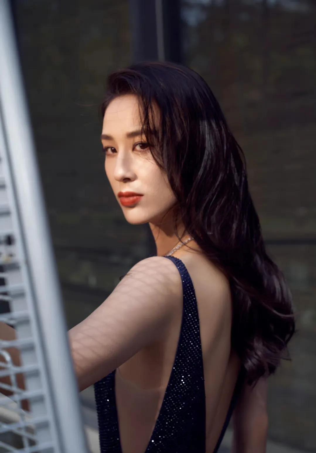 Sexy goddess, lady Huang Shengyi - iNEWS