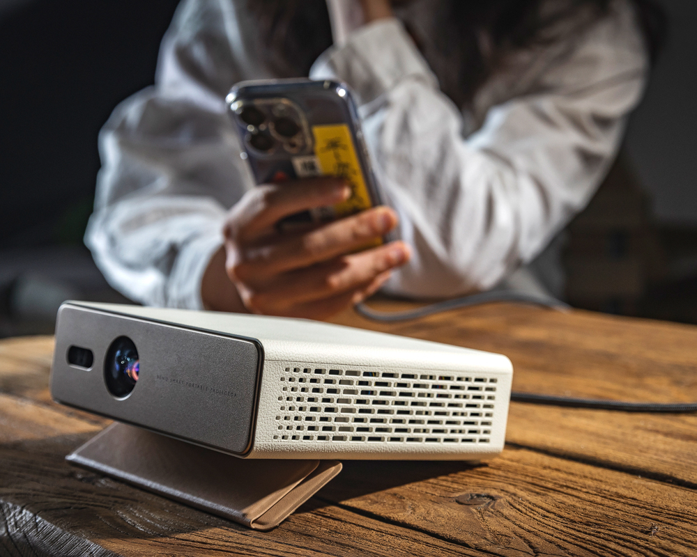 Portable projector with its own power supply, BenQ E60 experience - iNEWS