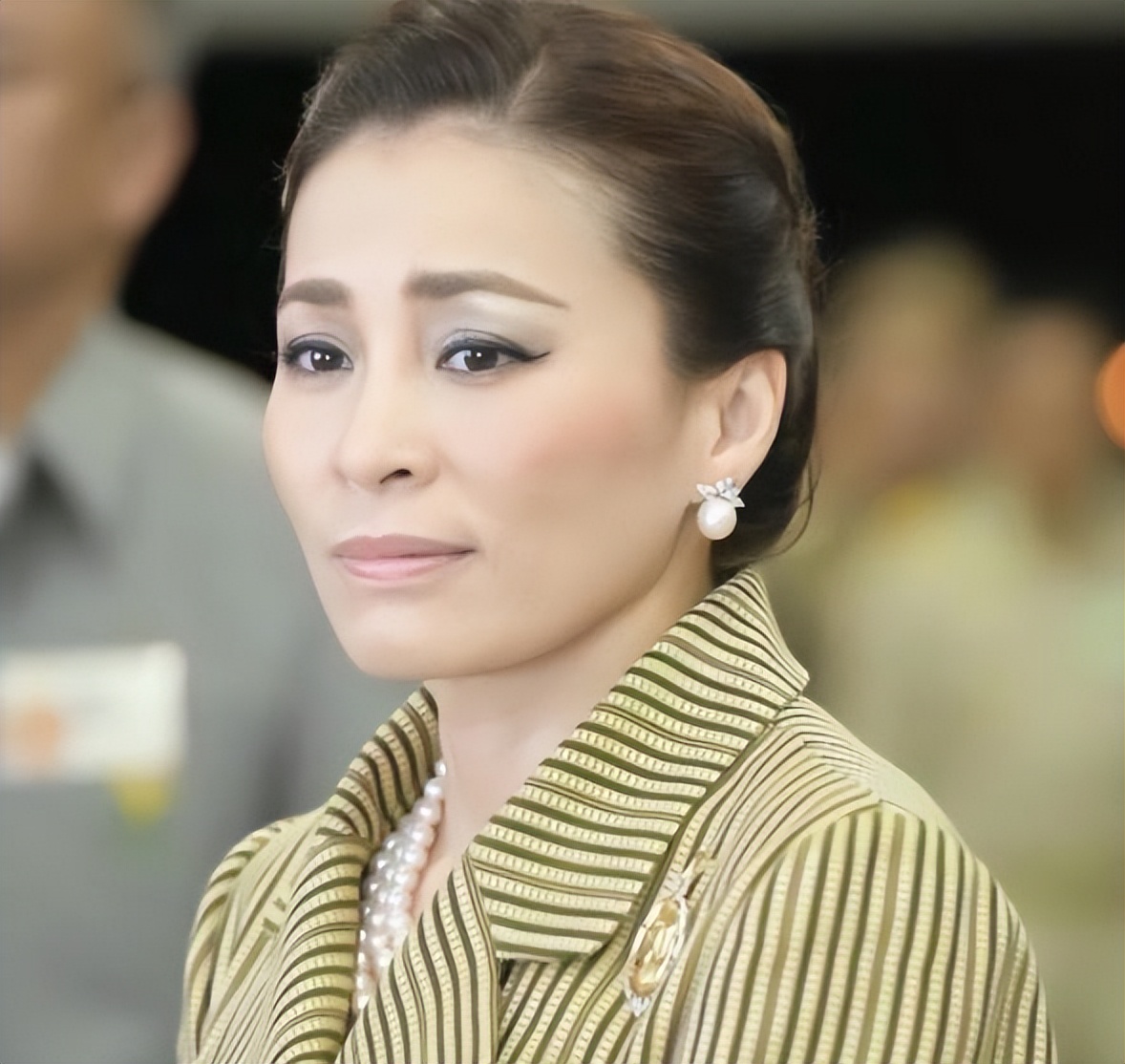 Queen Suthida is full of affection, staring at the back of Queen ...