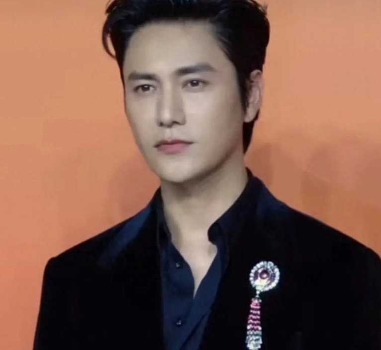 Chen Kun's face changed into Lu Yi's, looking younger than when he was ...