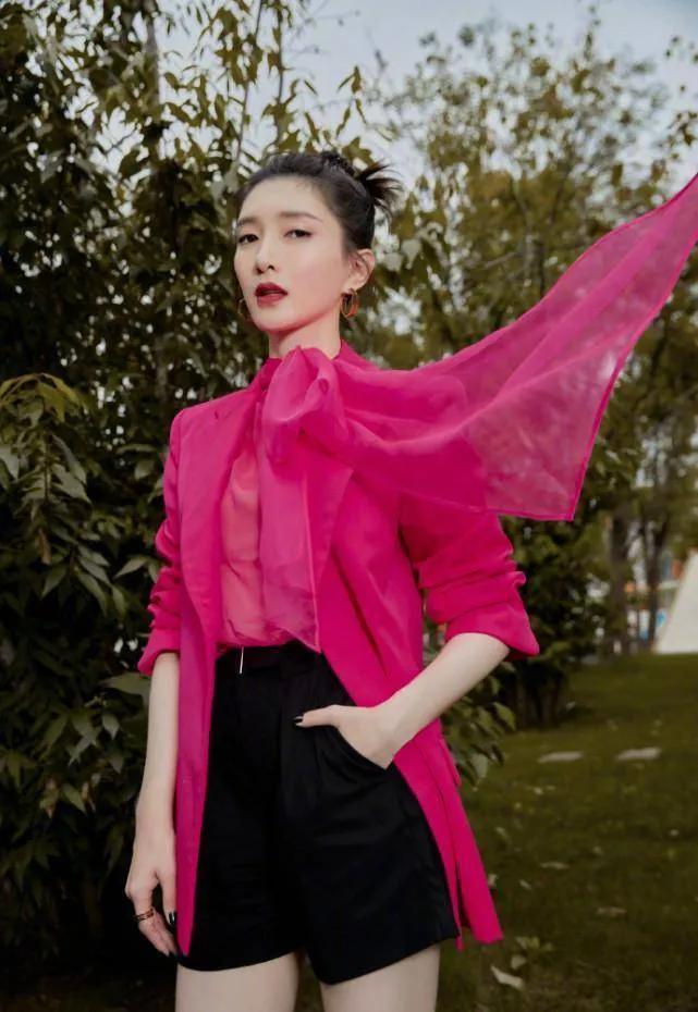 Jiang Shuying rose red suit with black shorts - iNEWS