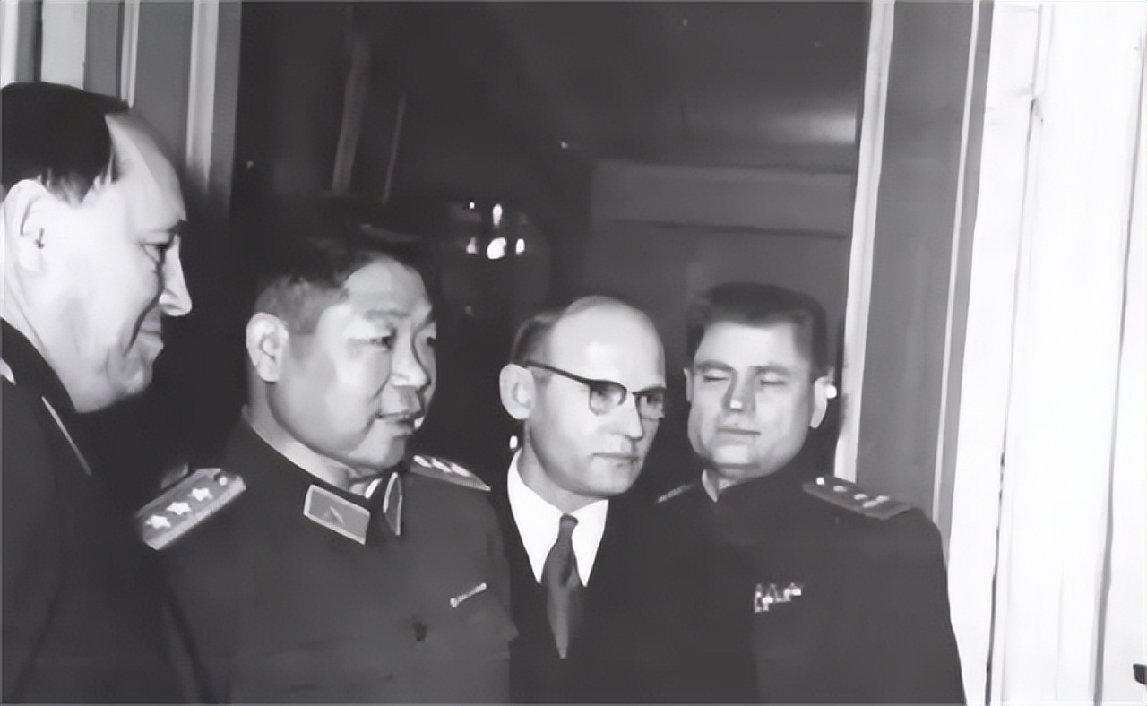 In the last years of Premier Zhou's life, there were two people in mind ...