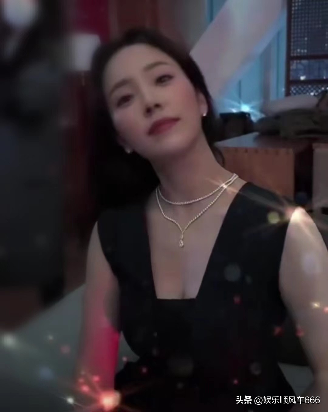 Han Zhimin is gorgeously dressed in a short video, wearing a dress to ...