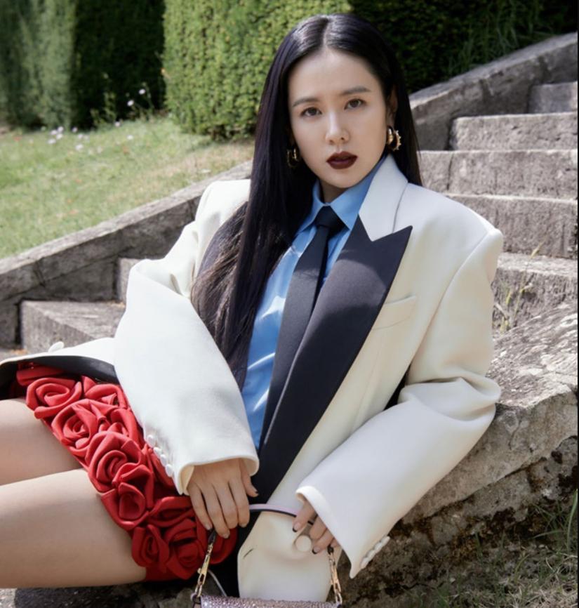 Son Ye-jin's French pictorial is published, showing his long legs lying ...